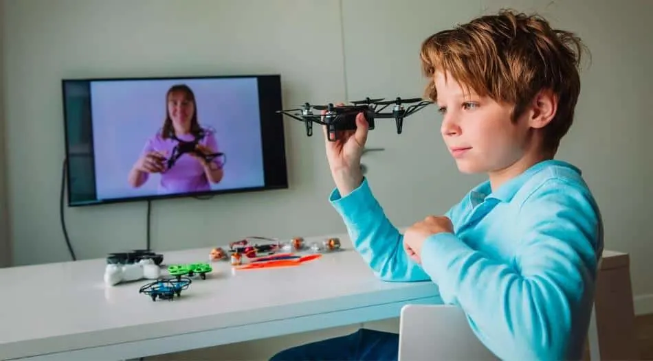 Teaching-kids-how-to-fly-a-drone – Droneblog