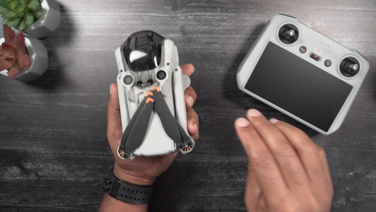 DJI Mini 3 Pro: How to Unfold the Arms and Change Propellers (VIDEO) - Droneblog